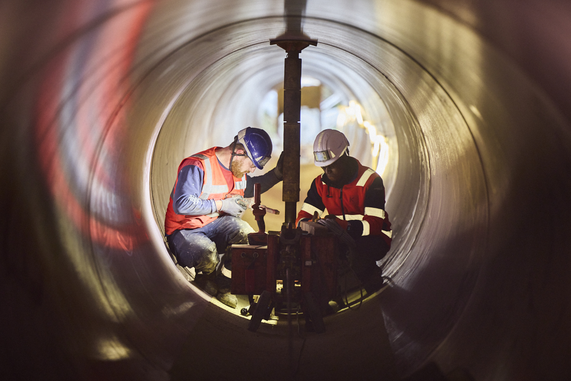A62 : Mise en place du tube PFV de la buse métallique du ruisseau de ...
